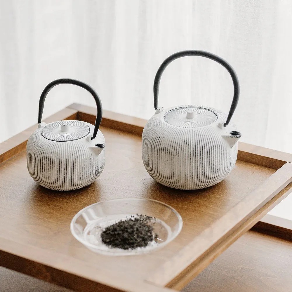 Černobílá konvice na čaj z litiny se sítkem 350 ml Sencha – S|P Collection