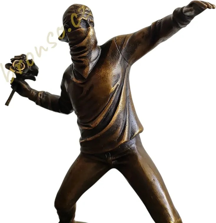 Bronzová socha Banksy: Flower Thrower – Hodící se květinář - Moderní umění, designová soška