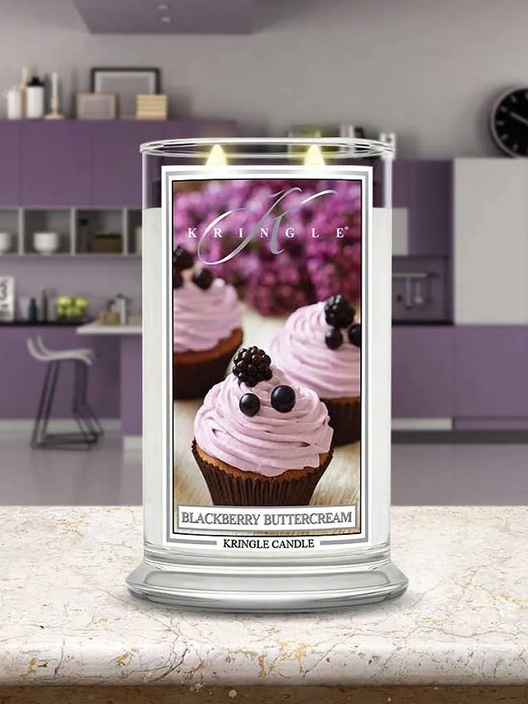 Kringle Candle – vonná svíčka Blackberry Buttercream (Ostružiny a máslový krém), 624 g