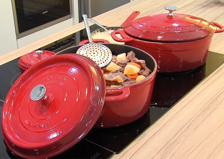 Hrnec kulatý litinový 6,7l, 28 cm červený s poklicí, LAVA