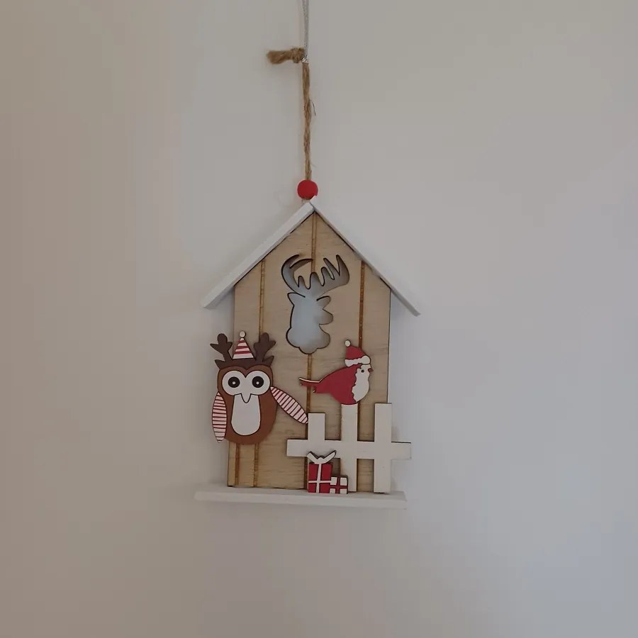 Dřevěná vánoční ozdoba chaloupka s jelenem, 15,5 × 11,3 cm, k zavěšení
