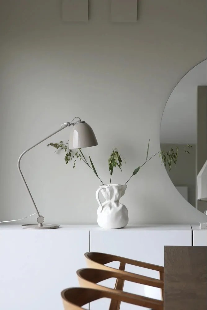 Šedobéžová stolní lampa s ohybatelnou konstrukcí (výška 23 cm) Tilt – Markslöjd