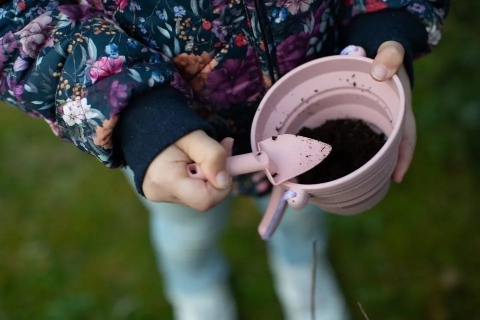 Scrunch set silikonový kyblík a lopatka, Dusty Rose
