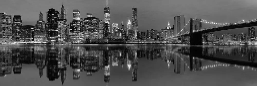 Obraz odraz Manhattanu ve vodě v černobílém provedení - 150x50 cm