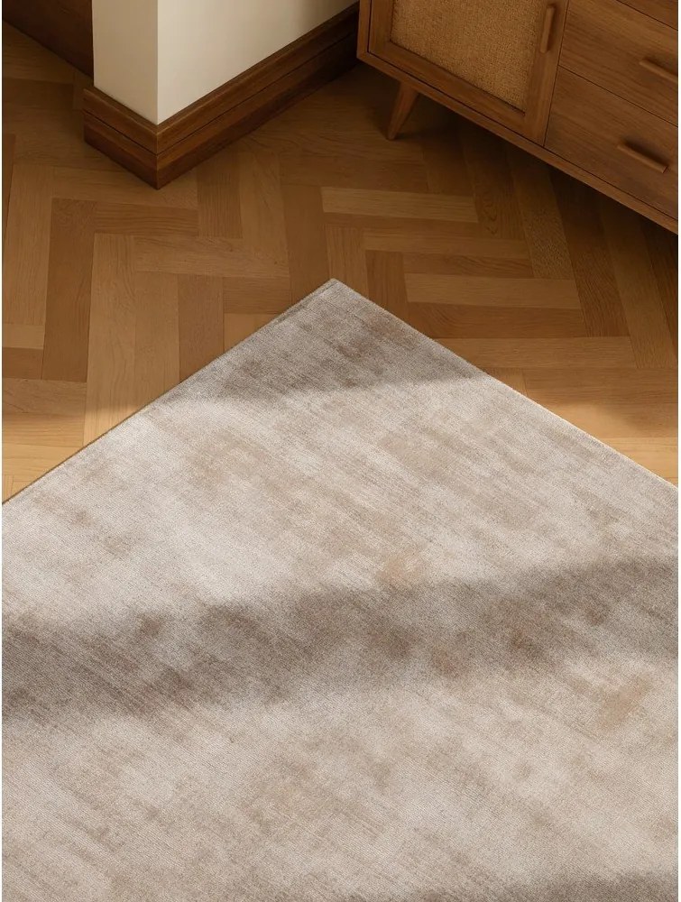 Béžový ručně tkaný koberec z viskózy 80x150 cm Noemi – Vikosa