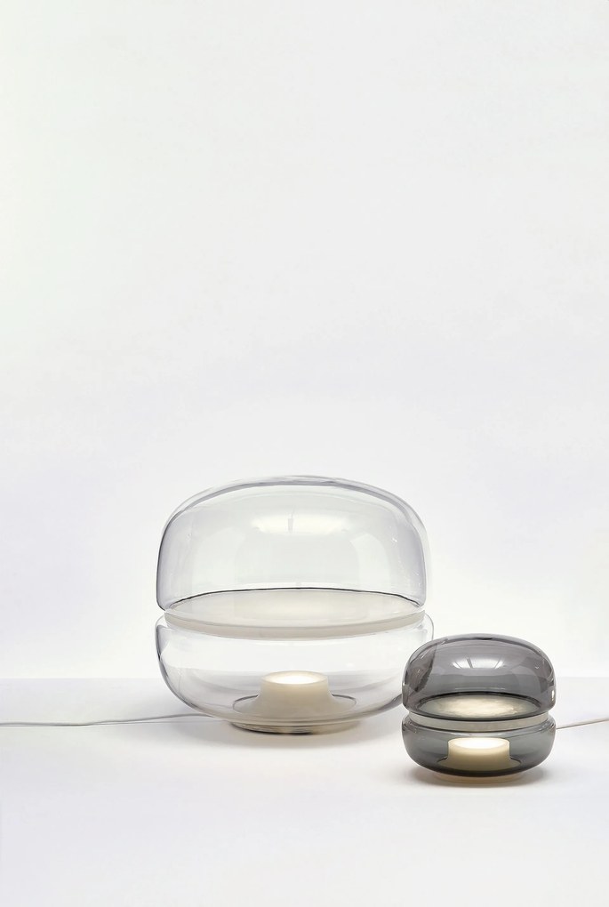 Designová stolní lampa Brokis Macaron S, PC1038 Barva skla: Amber - transparentní sklo, Základna: Dub evropský - černě mořený (CSFB1574), Disk: Onyx medový (CSOP1533)