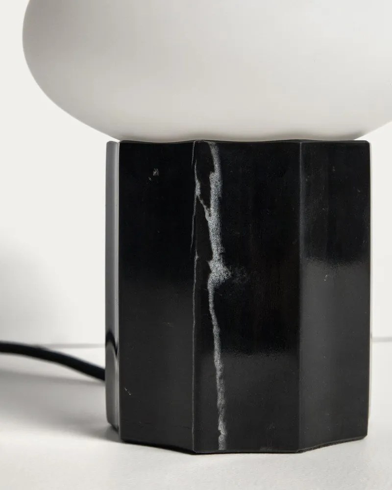 Bílá/černá kovová stolní lampa se skleněným stínidlem (výška 20 cm) Idela – Kave Home