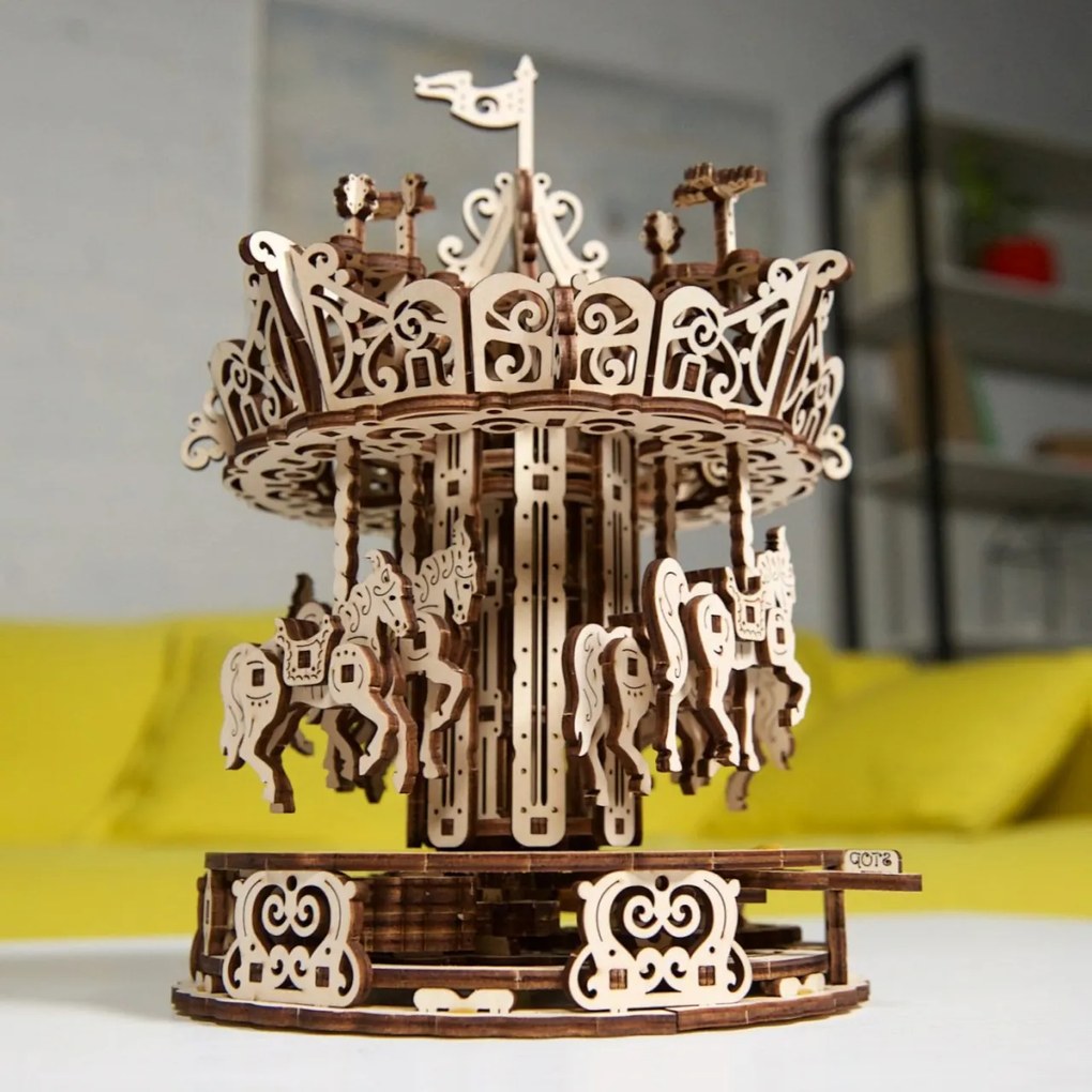 Ugears 3D dřevěné mechanické puzzle Kolotoč