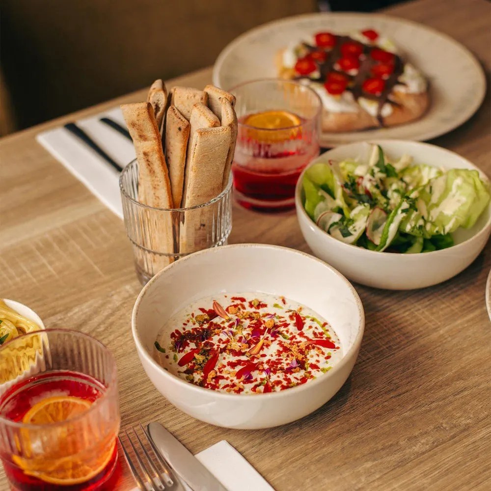 Světle šedá porcelánová miska 710 ml Nuance – BonBistro