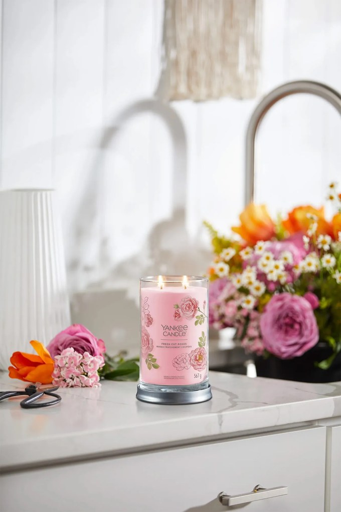 Yankee Candle – Signature Tumbler svíčka Fresh Cut Roses (Čerstvě nařezané růže) Velikost: velká 567 g