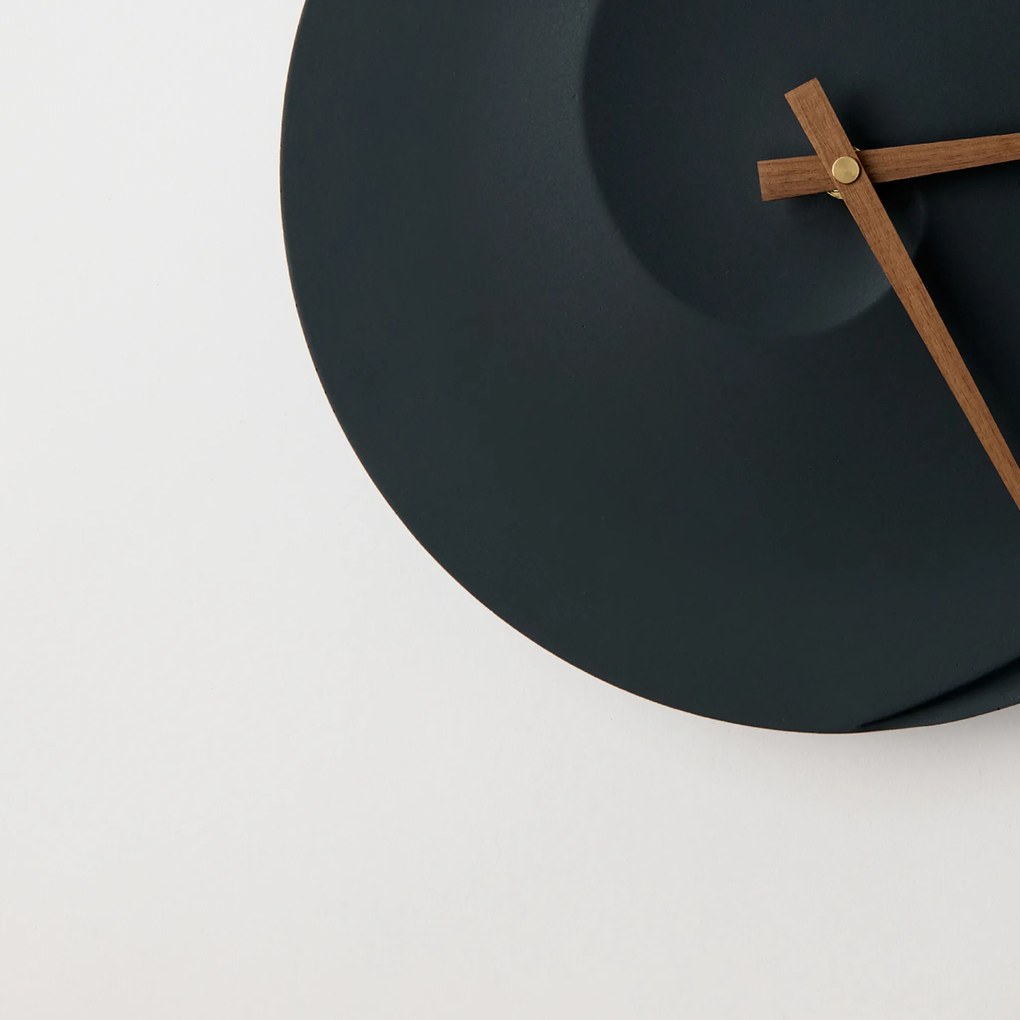 ODLITO Betonové nástěnné hodiny Spirála – grafit (černá) – 30 cm – hnědé ručičky