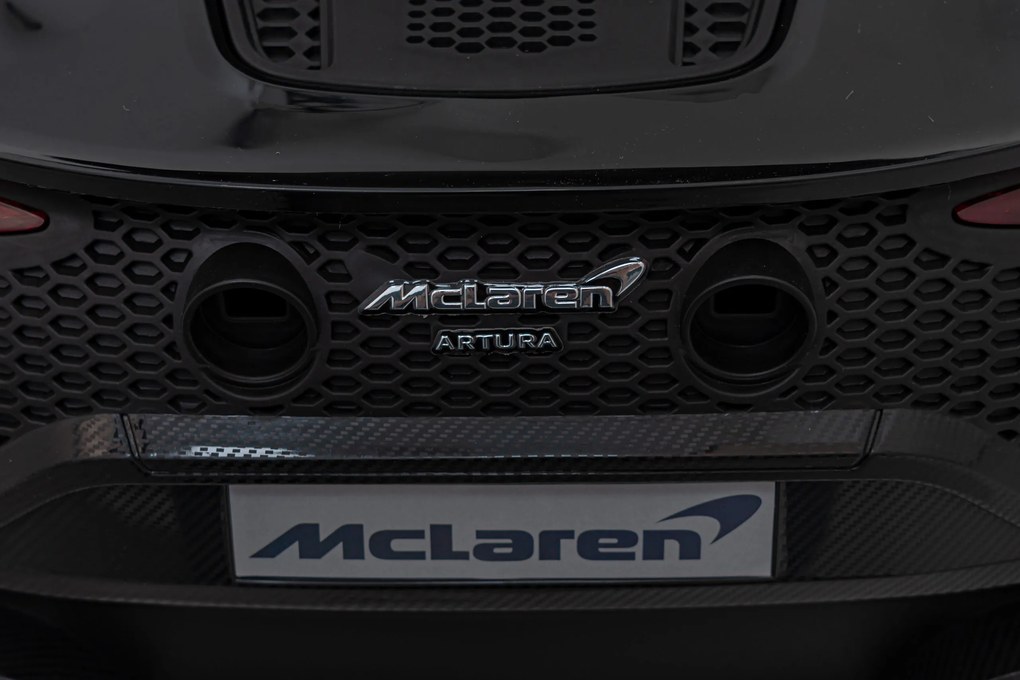 Ramiz Elektrické autíčko McLaren Artura pro děti černé + pohon 4x4 + dálkové ovládání + plynulý start + EVA kola + audio LED