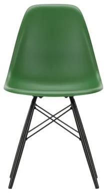 Eames Plastic Chair DSW černě lakovaný javor zelená bílé na koberec Vitra