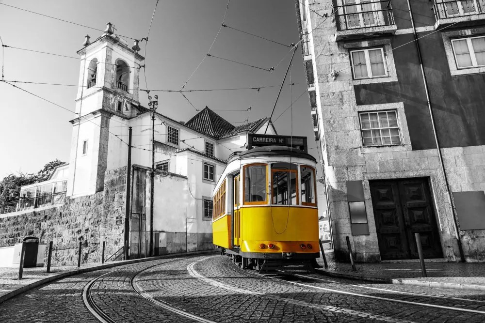 Fototapeta Tramvaj V Historické Čtvrti V Lisabonu Hladký vinyl 400x280