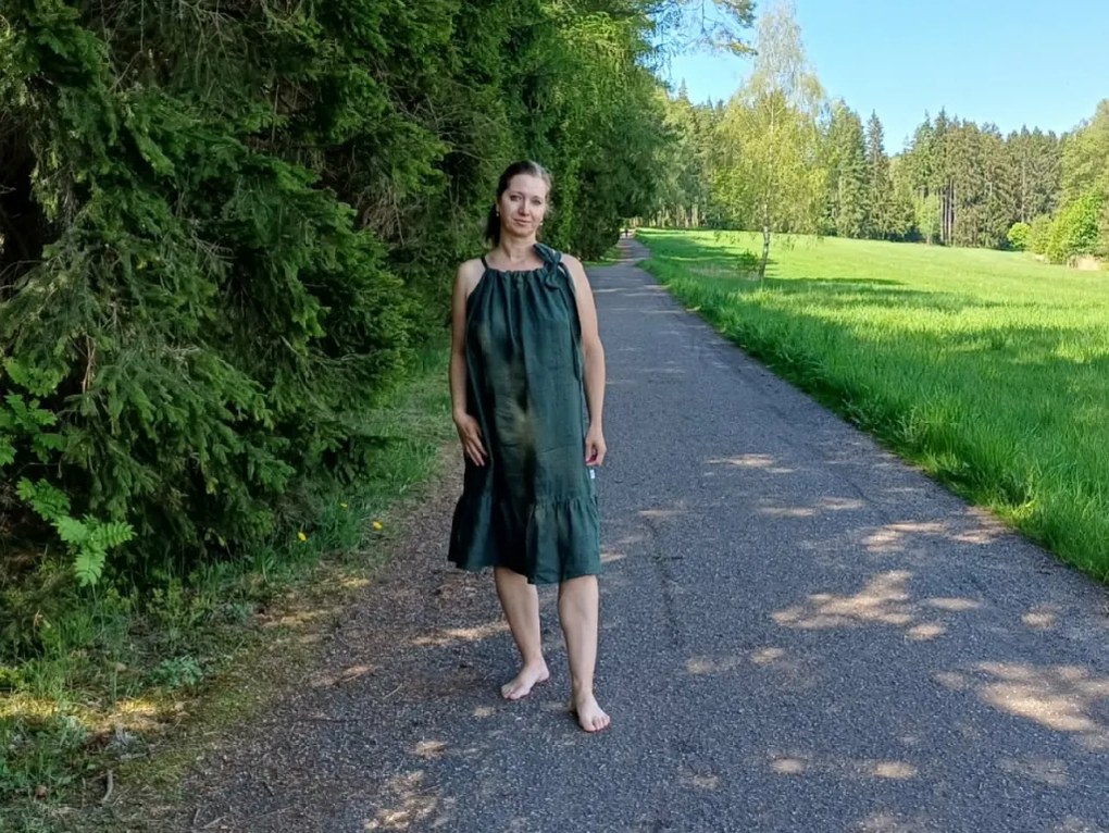 Lněné šaty s mašlí u krku - lahvově zelená Rozměr: UNI