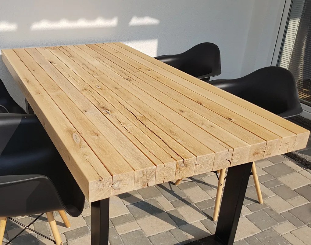 KULHÁNEK Zahradní stůl z dubových trámů a oceli Odstín nátěru: lazura - dub, Odstín podnože: bílá - RAL 9010