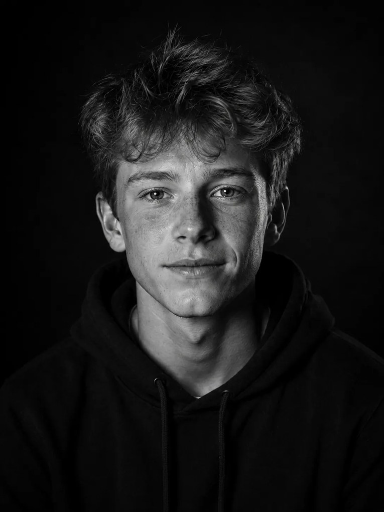 Foto obraz z vlastní fotky na plátno – Pánský černý studiový portrét Rozměry obrazu: 40 x 50 cm
