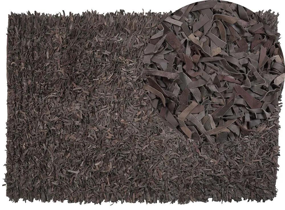 Kožený shaggy koberec 140 x 200 cm hnědý MUT Beliani