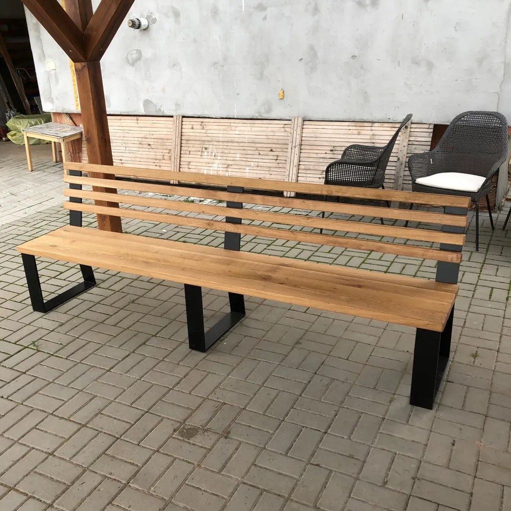 KULHÁNEK Designová zahradní lavice s nohami z ploché oceli - dlouhá Délka: individuální, Odstín nátěru: olej - teak, Odstín podnože: černá s jemnou strukturou - JS RAL 9005