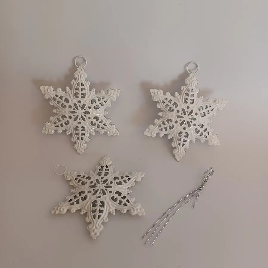 Vánoční ozdoby na stromeček kovové vločky 10 × 7,7 cm, bílá, balení 3 ks