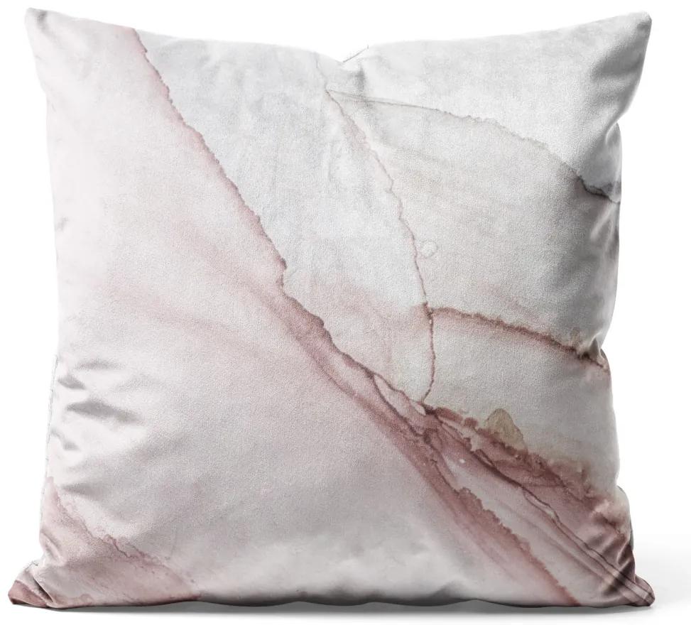 Dekorační velurový polštář Růžový mramor - expresivní skalní žíly na pastelovém pozadí