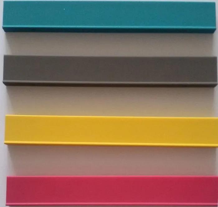 Komoda REST R04 Maridex 97/108/45 barevné provedení: craft bílý/šedá/růžové úchyty