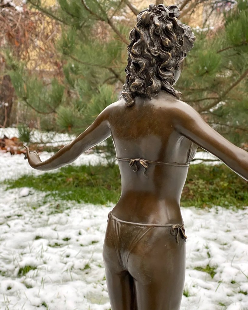 Bronzová socha - Žena v bikini