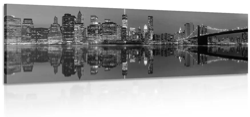 Obraz odraz Manhattanu ve vodě v černobílém provedení - 135x45 cm