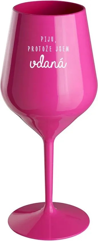PIJU, PROTOŽE JSEM VDANÁ - růžová nerozbitná sklenice na víno 470 ml