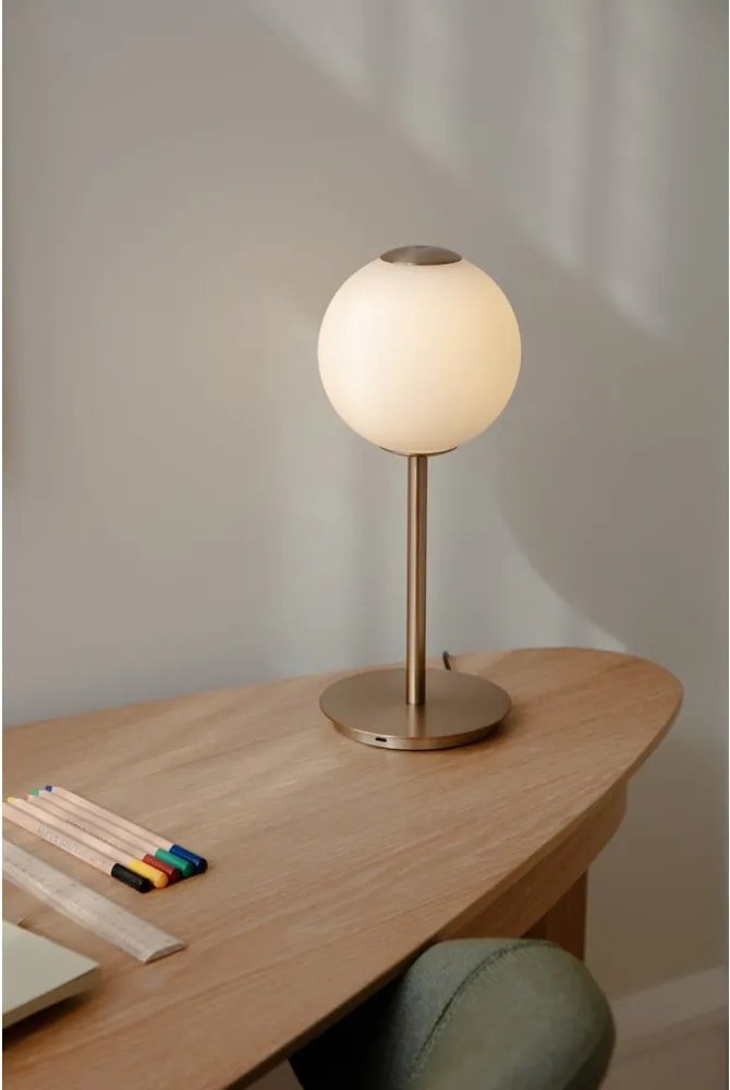 V mosazné barvě kovová LED stmívatelná stolní lampa se skleněným stínidlem (výška 37 cm) Audrey Table – UMAGE