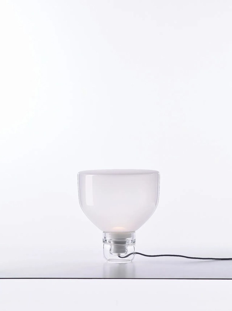 Designová stolní lampa Brokis Lightline S, PC972 Barva skla: červená - transparentní sklo, BARVA SPODNÍ ČÁSTI SKLA: transparentní sklo, POVRCHOVÁ ÚPRAVA SPODNÍ ČÁSTI SKLA: lesklý povrch skloviny