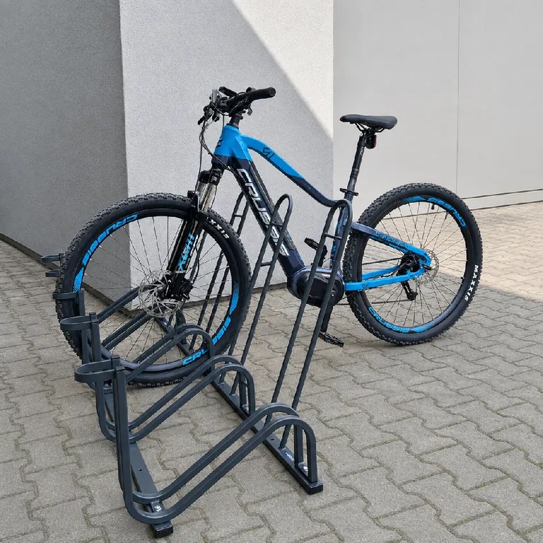 Stojan na kola s uzamčením KS-370 | KACERLE Barva: prášková barva (antracit), Počet kol: pro 3 kola, Osová vzdálenost mezi držáky: 40 cm