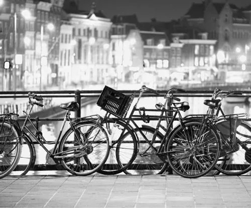 Luxusní vliesové fototapety Amsterdam - černobílé, rozměr 325,5 cm x 270 cm