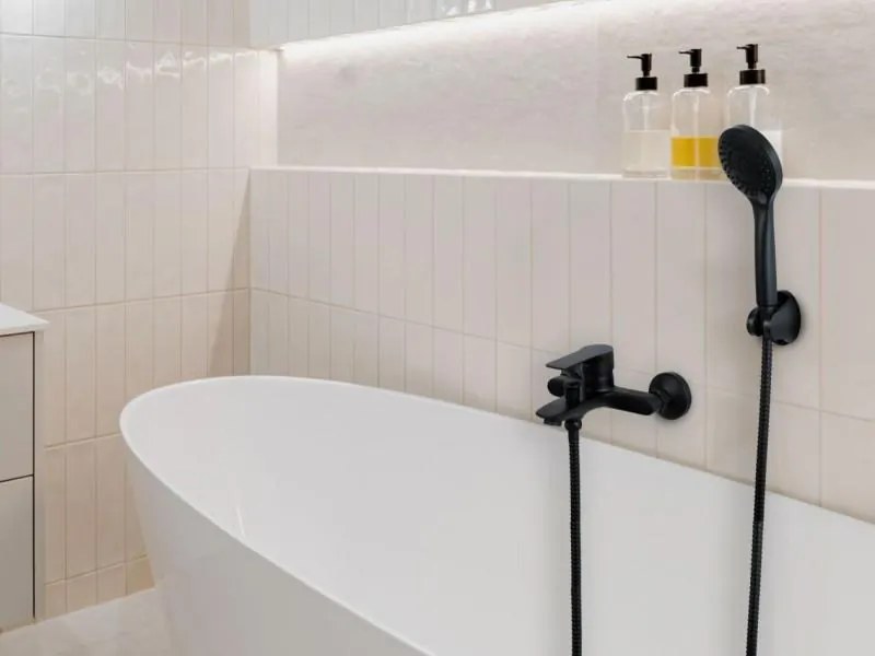 Erga Korfu, nástěnná vanová baterie s ruční sprchovou soupravou, černá matná, ERG-YKA-BW.KORFU-BLK