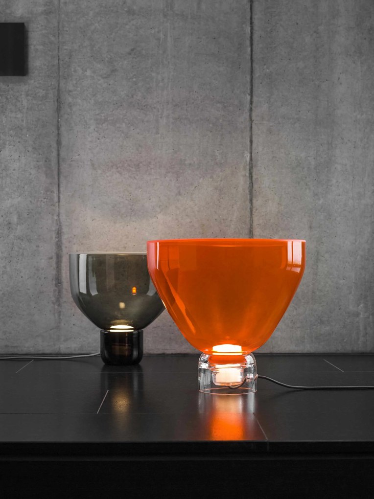 Designová stolní lampa Brokis Lightline M, PC981 Barva skla: oranžová - transparentní sklo, BARVA SPODNÍ ČÁSTI SKLA: tmavě šedá kouřová - transparentní sklo, POVRCHOVÁ ÚPRAVA SPODNÍ ČÁSTI SKLA: lesklý povrch skloviny