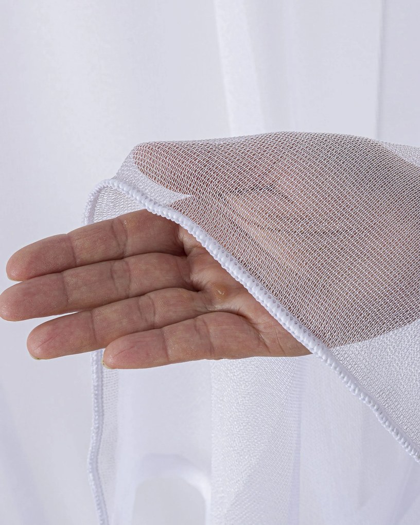 Záclona na jednotlivých hačcích flex barva bílá látka poloprůhledná, lesklé, pletený vzor