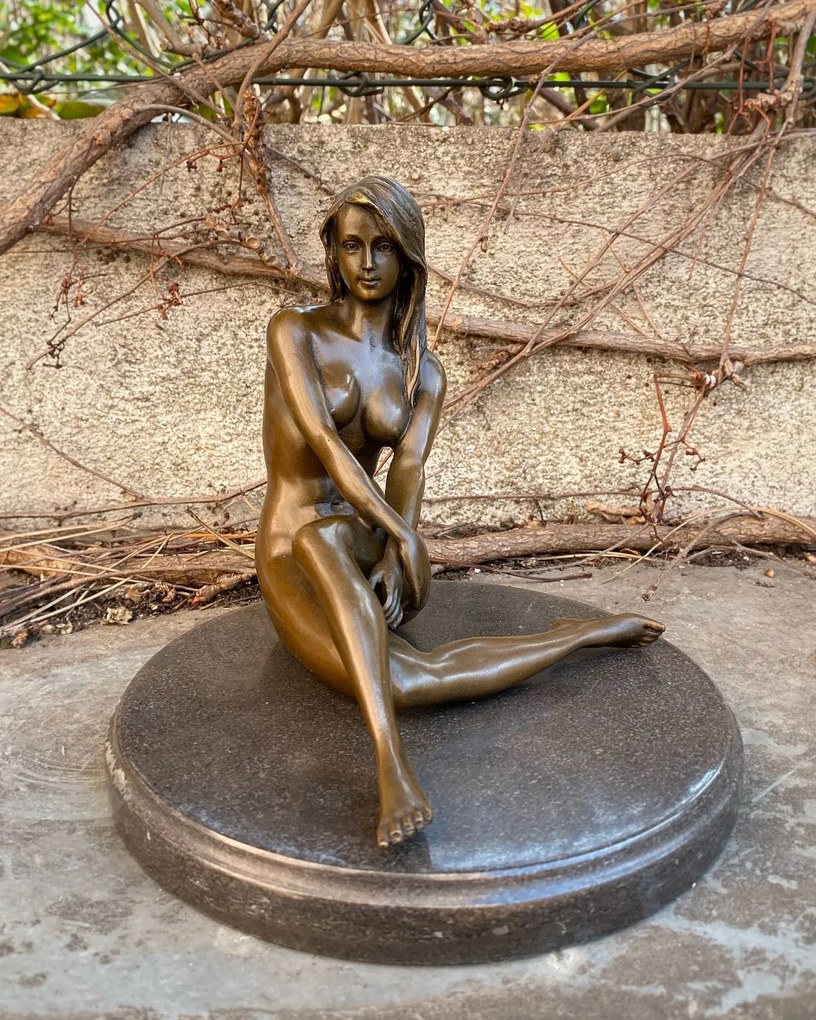 Erotická bronzová socha - Polonahá sexy žena 2