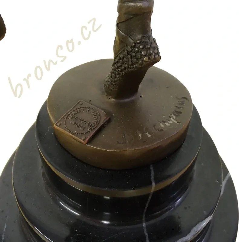 Art Deco bronzová socha – elegantní tančící žena