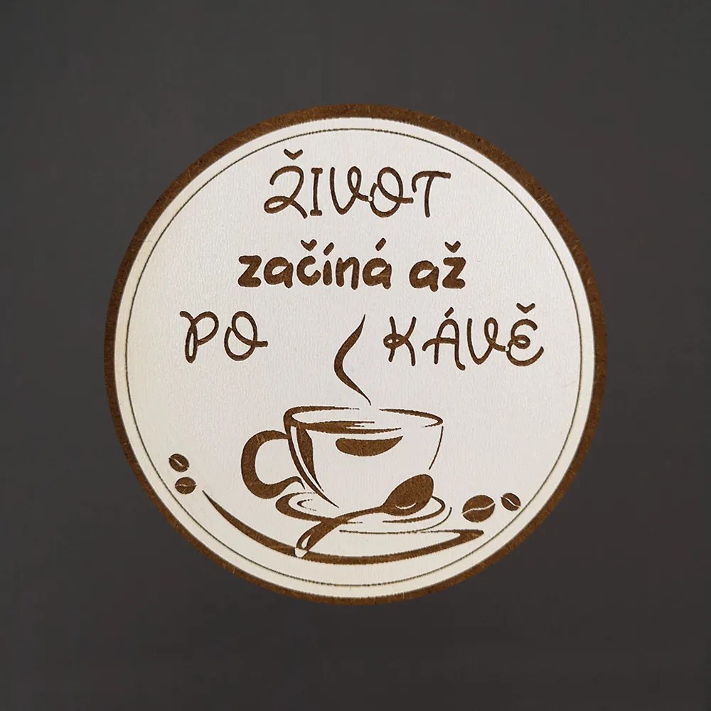 AMADEA Dřevěný podtácek kulatý Káva text "život začíná až po kávě", průměr 10,5 cm