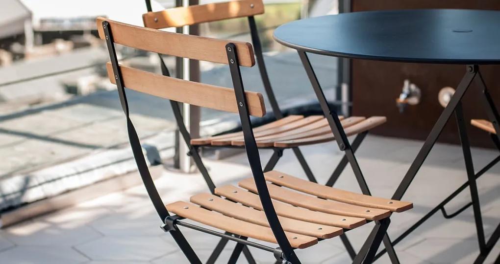 OnaDnes -20% Přírodní dřevěná skládací židle Fermob Bistro s černou kovovou konstrukcí