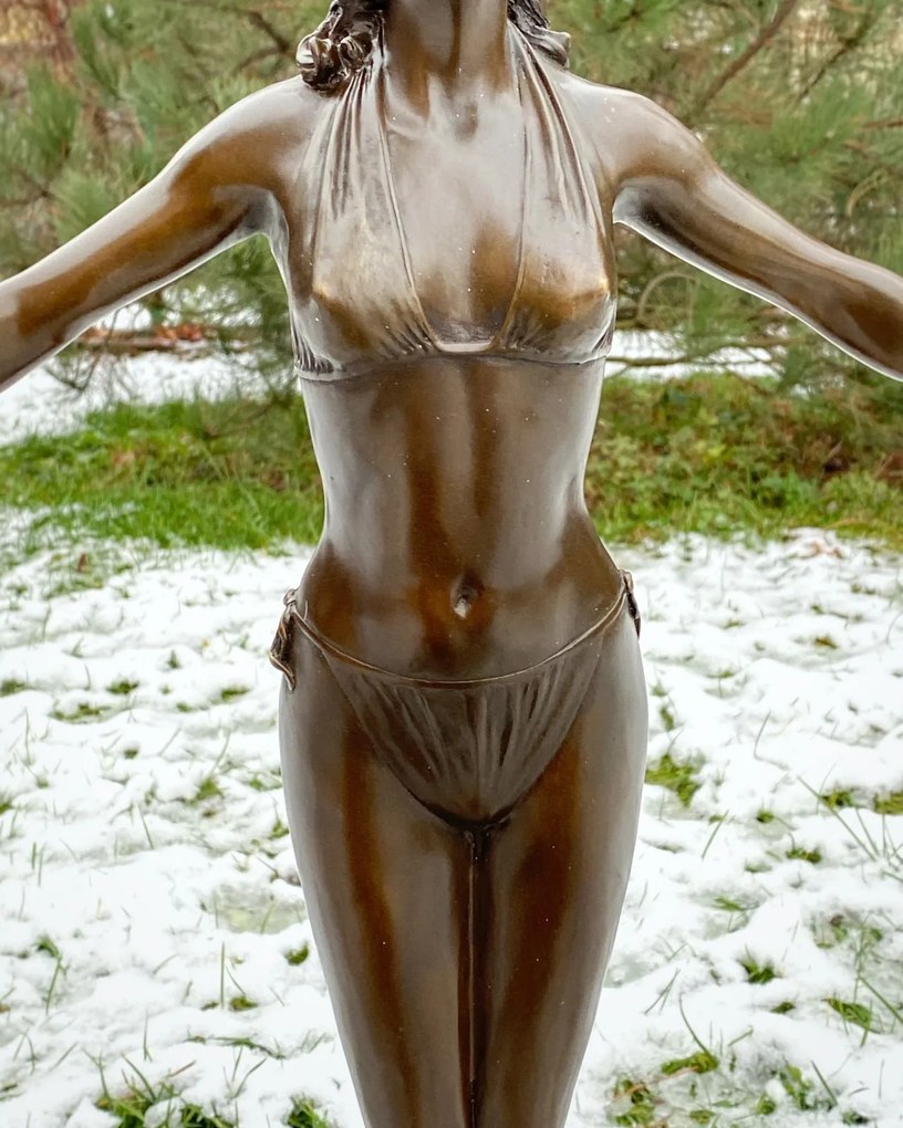 Bronzová socha - Žena v bikini
