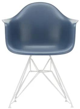 Eames Plastic Armchair DAR bíle lakovaná mořská modrá černé na koberec Vitra