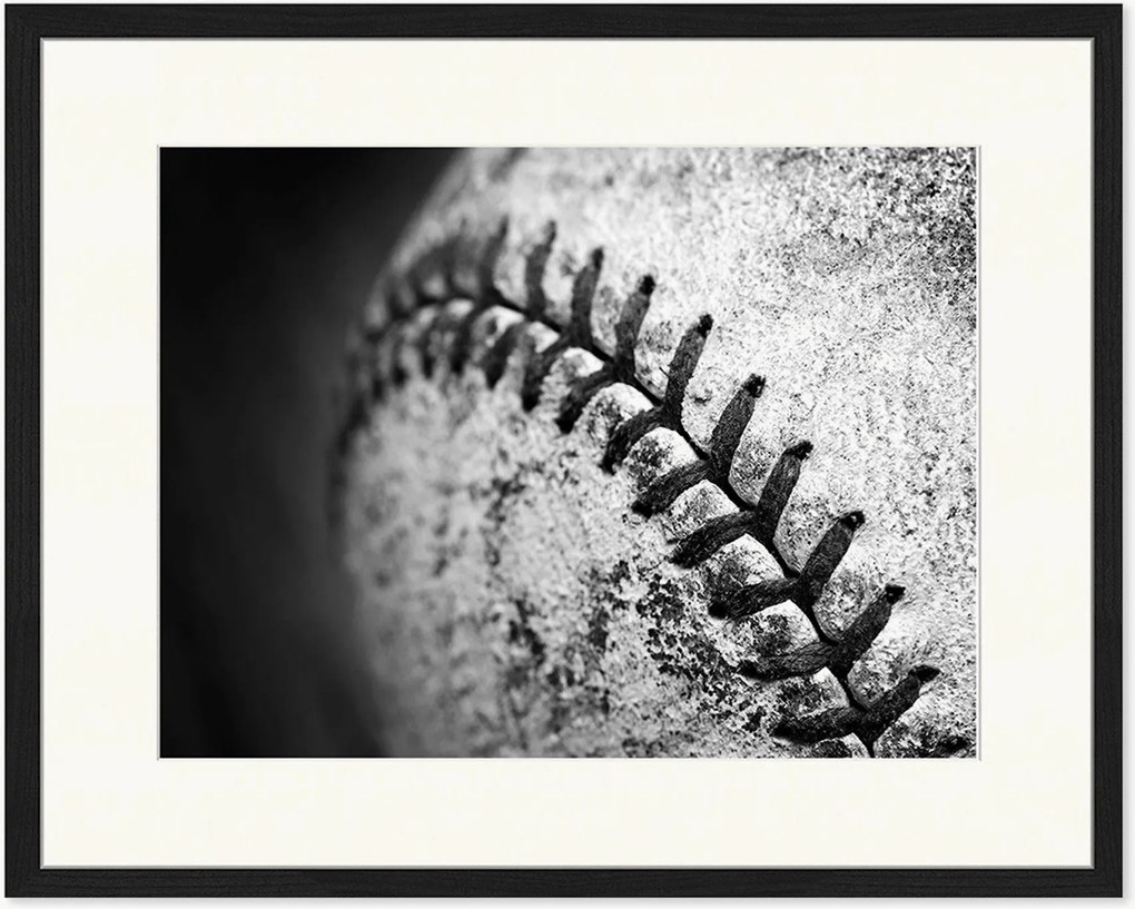 Zarámovaná fotografie Old Worn Baseball, v různých velikostech