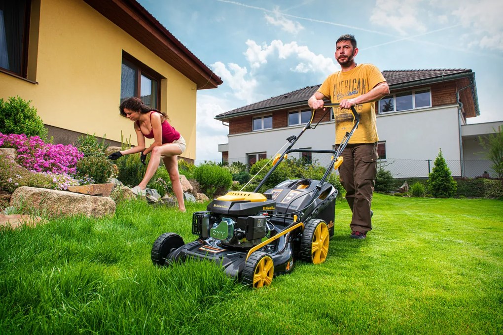 Benzínová sekačka na trávu Riwall PRO RPM 5135 4v1 s pojezdem