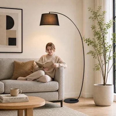 HOMCOM Stojací lampa, zakřivená stojací lampa s látkovým stínidlem, podlahová lampa s kulatou základnou, kov, 105D x 47Š x 190V cm, černá