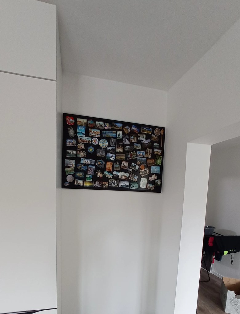 Toptabule.sk  Černá tabule na magnetky v černém dřevěném rámu COLOR 90x60 cm