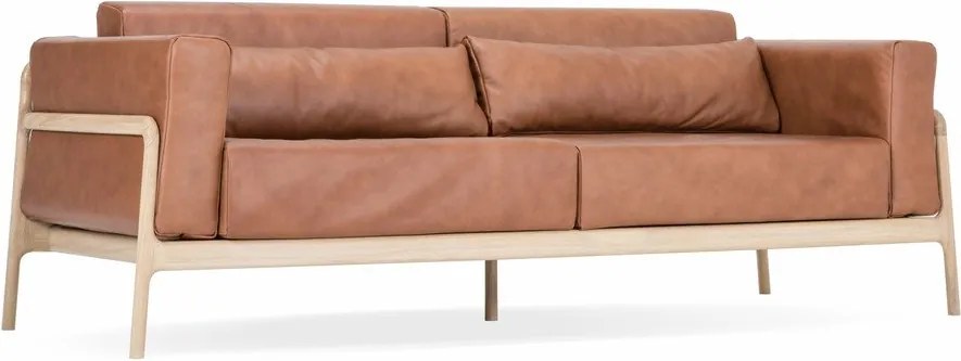 Koňakově hnědá pohovka z buvolí kůže s konstrukcí z masivního dubového dřeva Gazzda Fawn, 240 cm