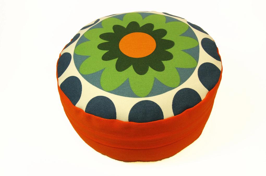 S radostí - vlastní výroba Meditační polštář s květinou - oranžový Velikost: ∅30 x v18 cm