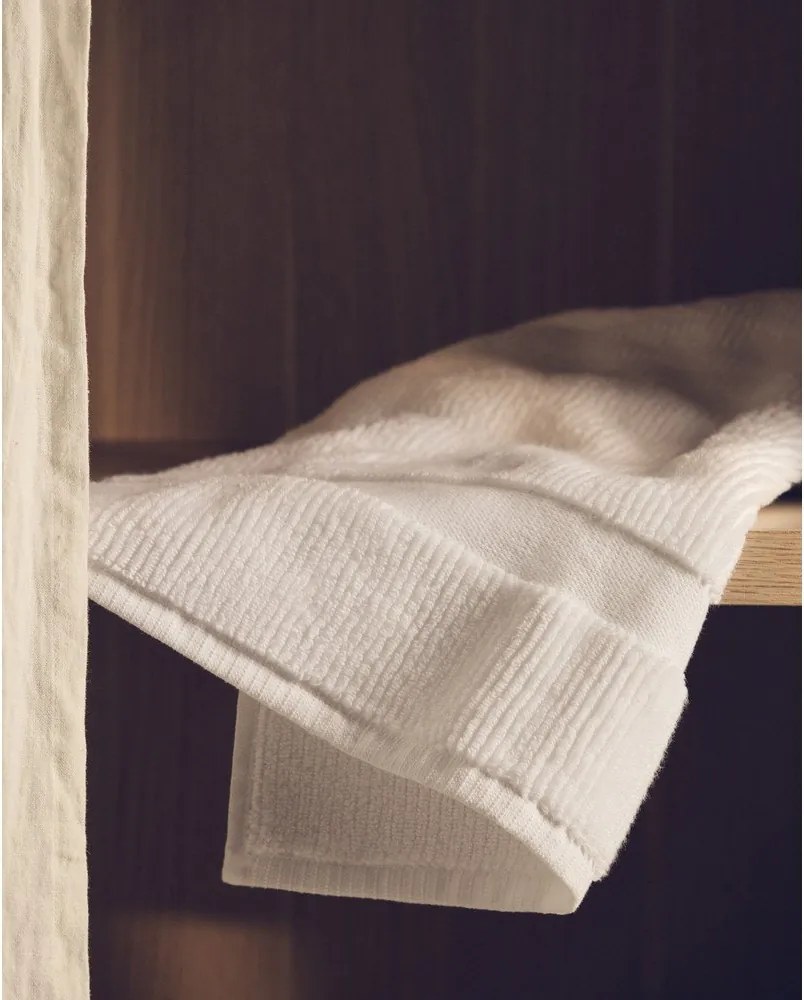 Bílý froté bavlněný ručník 30x50 cm Olvira – Kave Home