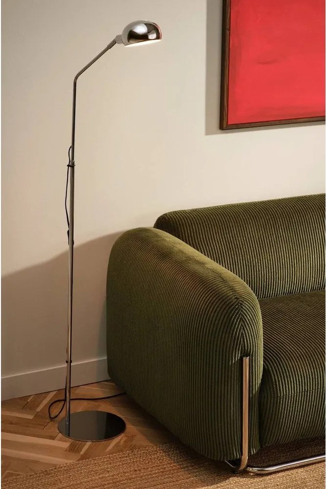 Kovová stojací lampa s ohybatelnou konstrukcí v leskle stříbrné barvě (výška 146 cm) Lincon – Jotex